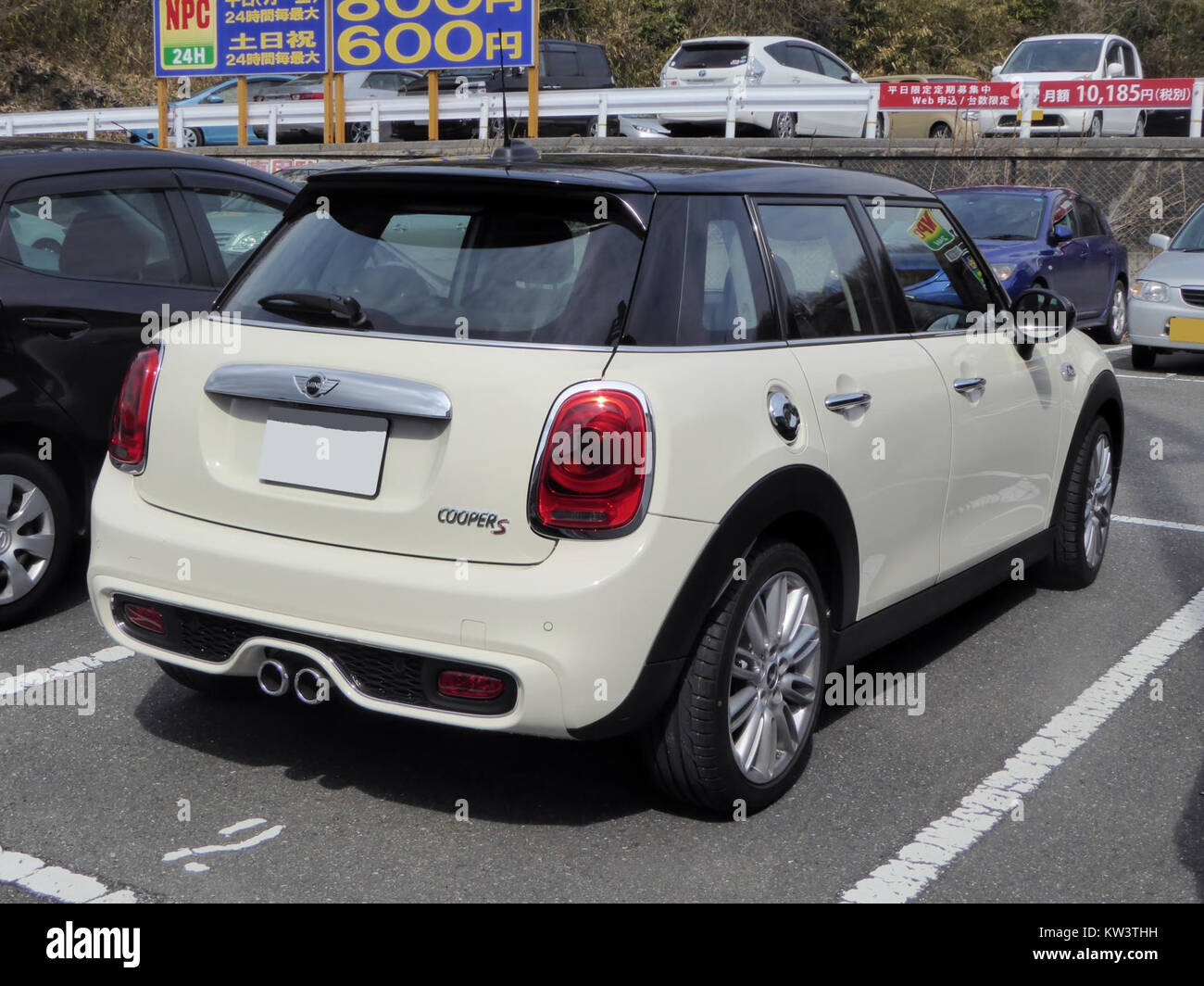 Photograph of the rear view of the BMW MINI COOPER S 5-door (F55 ...