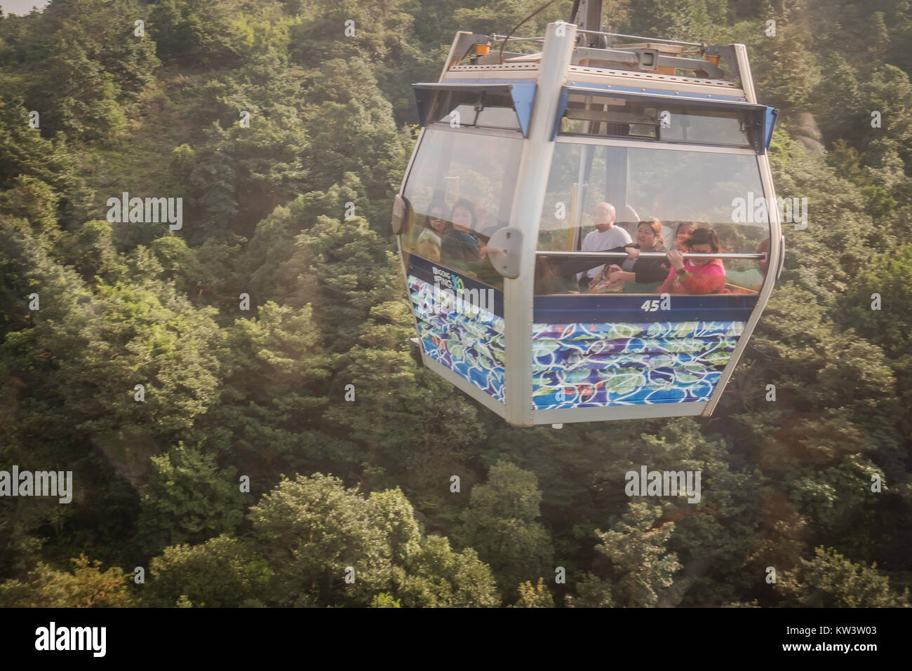 hong kong ngong ping 360 cable car Stock Photo - Alamy