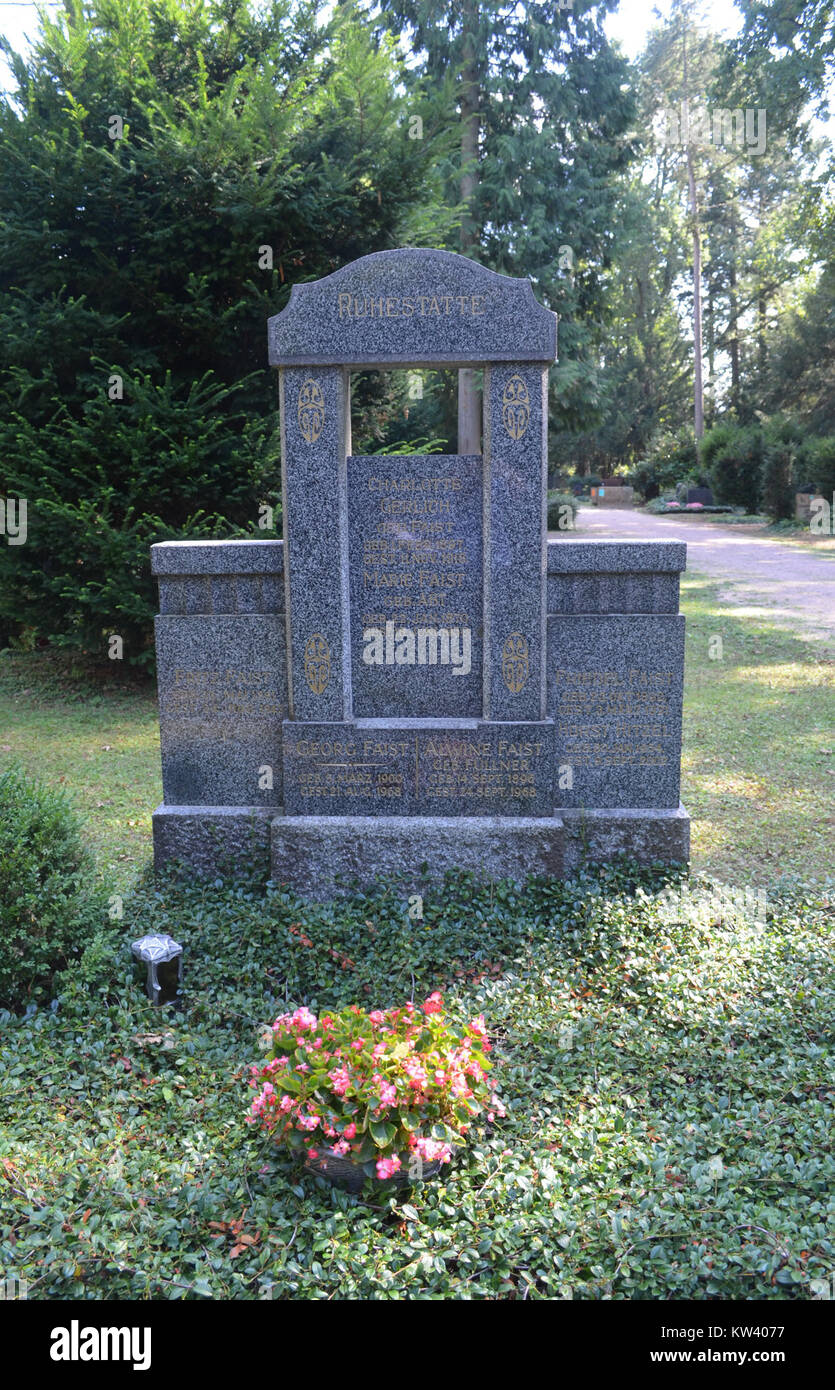 A historical photograph from the Neuer Friedhof cemetery in Bockenheim ...