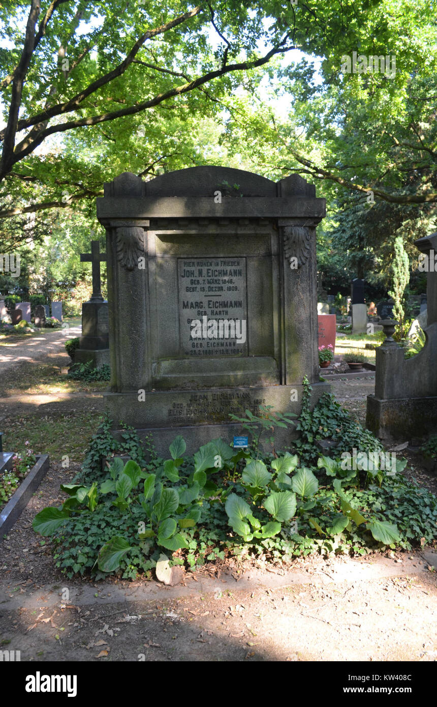A historical grave site in the Neuer Friedhof cemetery in Bockenheim ...