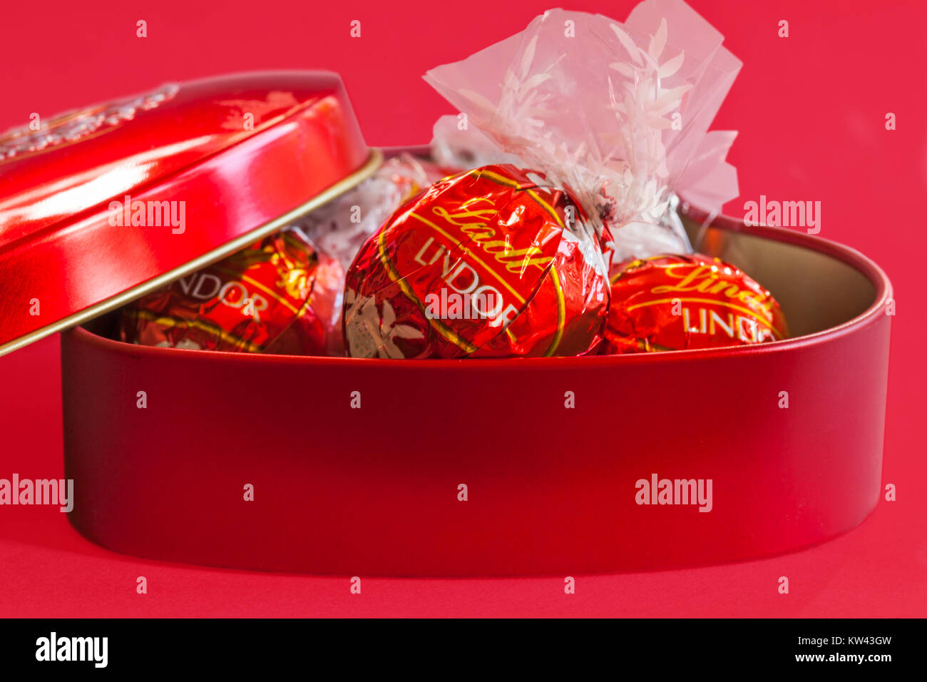 Lindor Chocolate Stock Photos & Lindor Chocolate Stock Images - Alamy