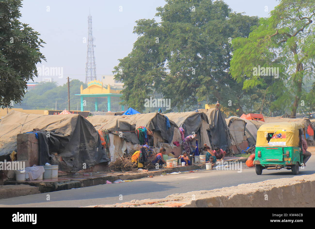 People live in slum area in Agra India Stock Photo - Alamy