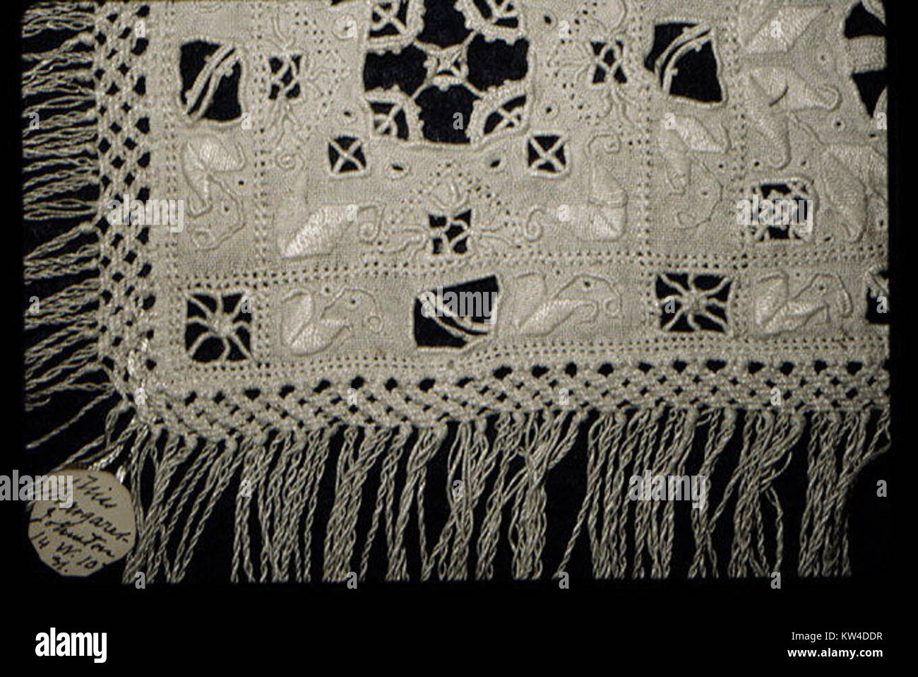 The MET GT133f is a border design piece from the Metropolitan Museum of ...