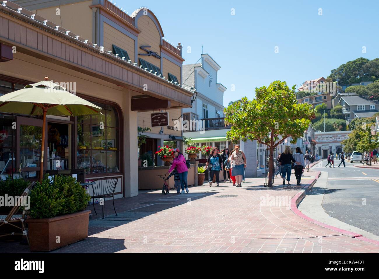 Shops Footpath High Resolution Stock Photography and Images - Alamy