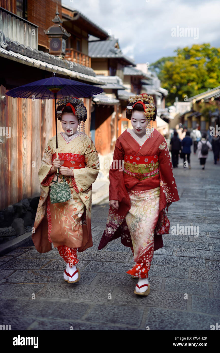 Geisha kyoto umbrella hi-res stock photography and images - Alamy