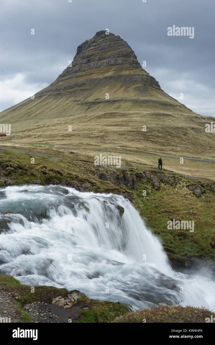 Kirkjufellsfoss and kirkjufell mountain hi-res stock photography and ...