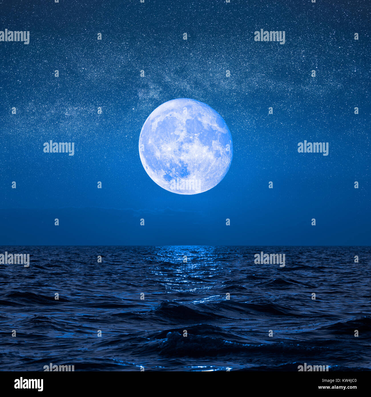 Moonlight over water hi-res stock photography and images - Alamy