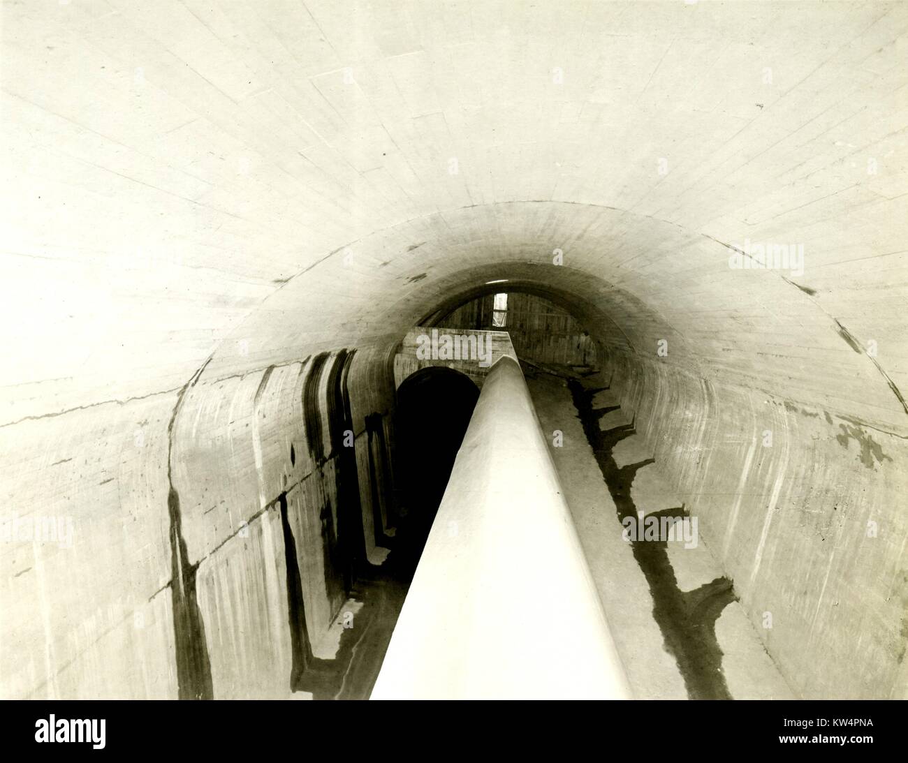 The screen chamber of the Catskill Aqueduct Headworks, looking towards ...