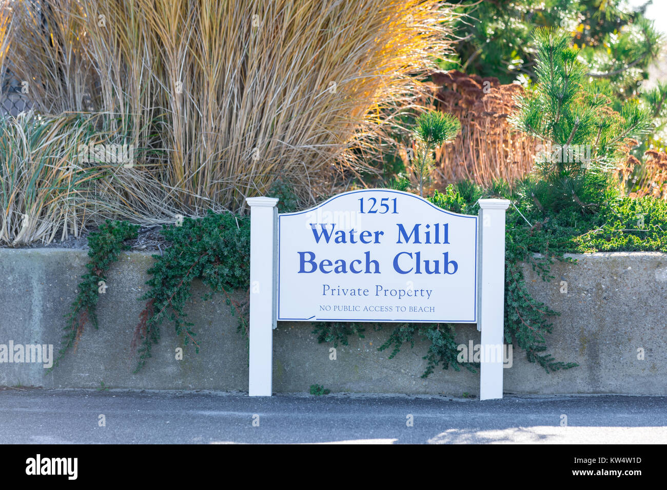 Hamptons beach entrance hi-res stock photography and images - Alamy