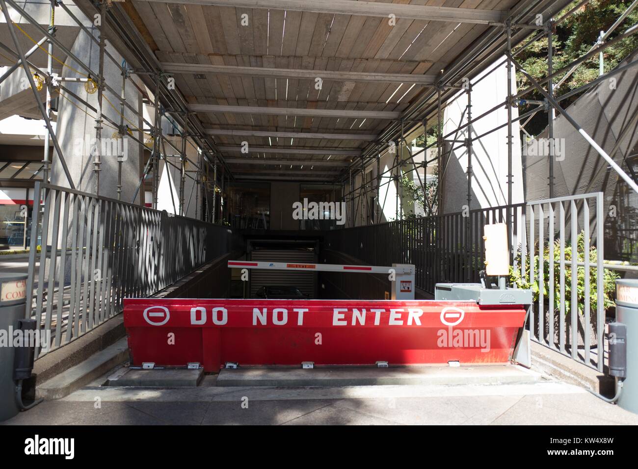 Security blockade at the Transamerica Pyramid parking lot in the ...