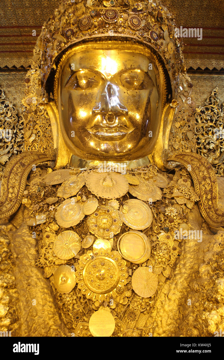Big golden Mahamuni Buddha statue in Mandalay, Myanmar Stock Photo - Alamy