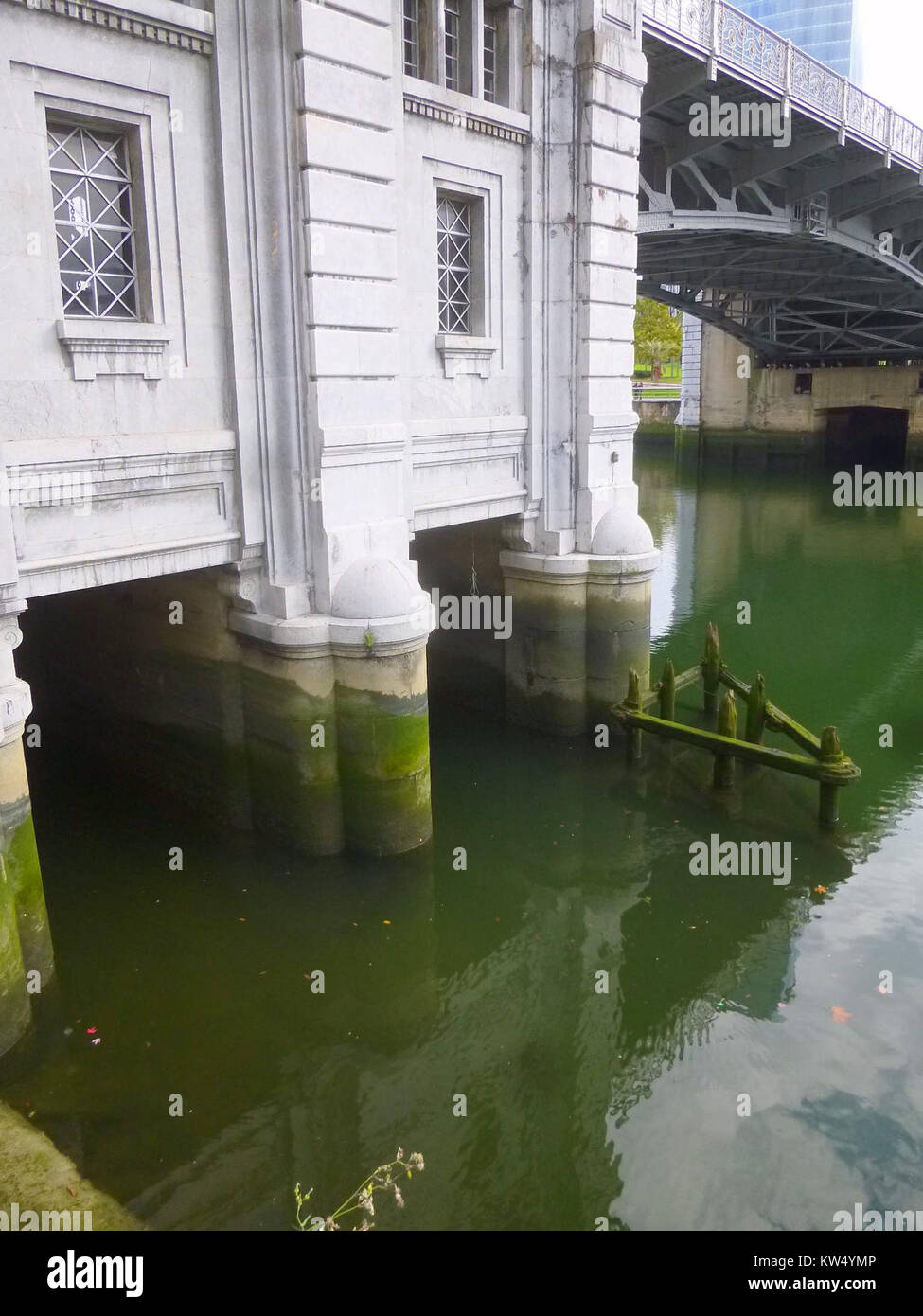 This photograph showcases the Puente de Deusto (Deusto Bridge) in ...