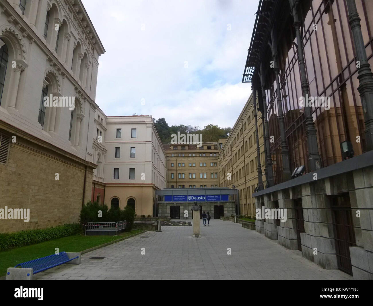 The Universidad de Deusto in Bilbao features the Edificio del Cristal ...