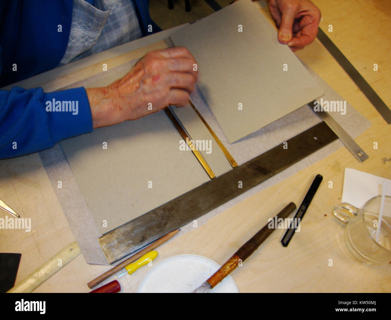 This image depicts members of the Boekbindclub Dukenburg Z12, engaged ...