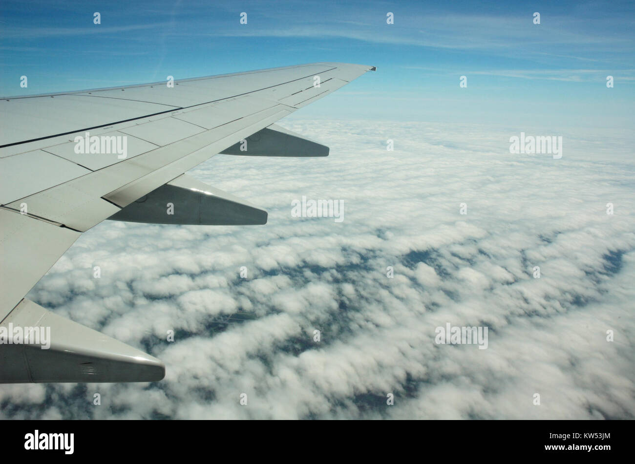 This image captures the wing of a Boeing 737-800, a popular commercial ...