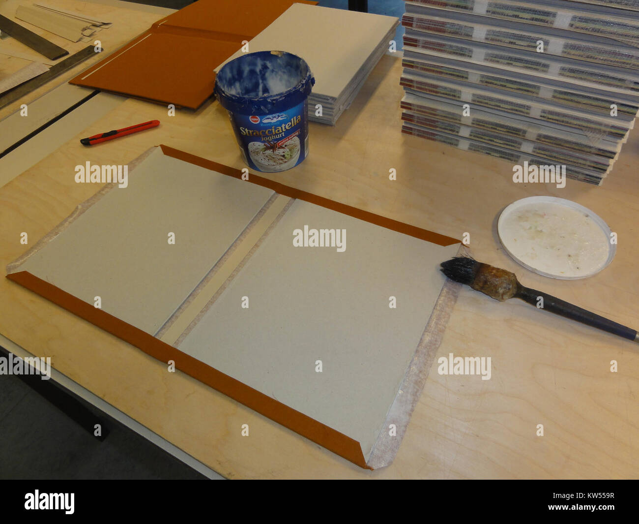 This image shows a bookbinding technique from the Boekbindclub ...