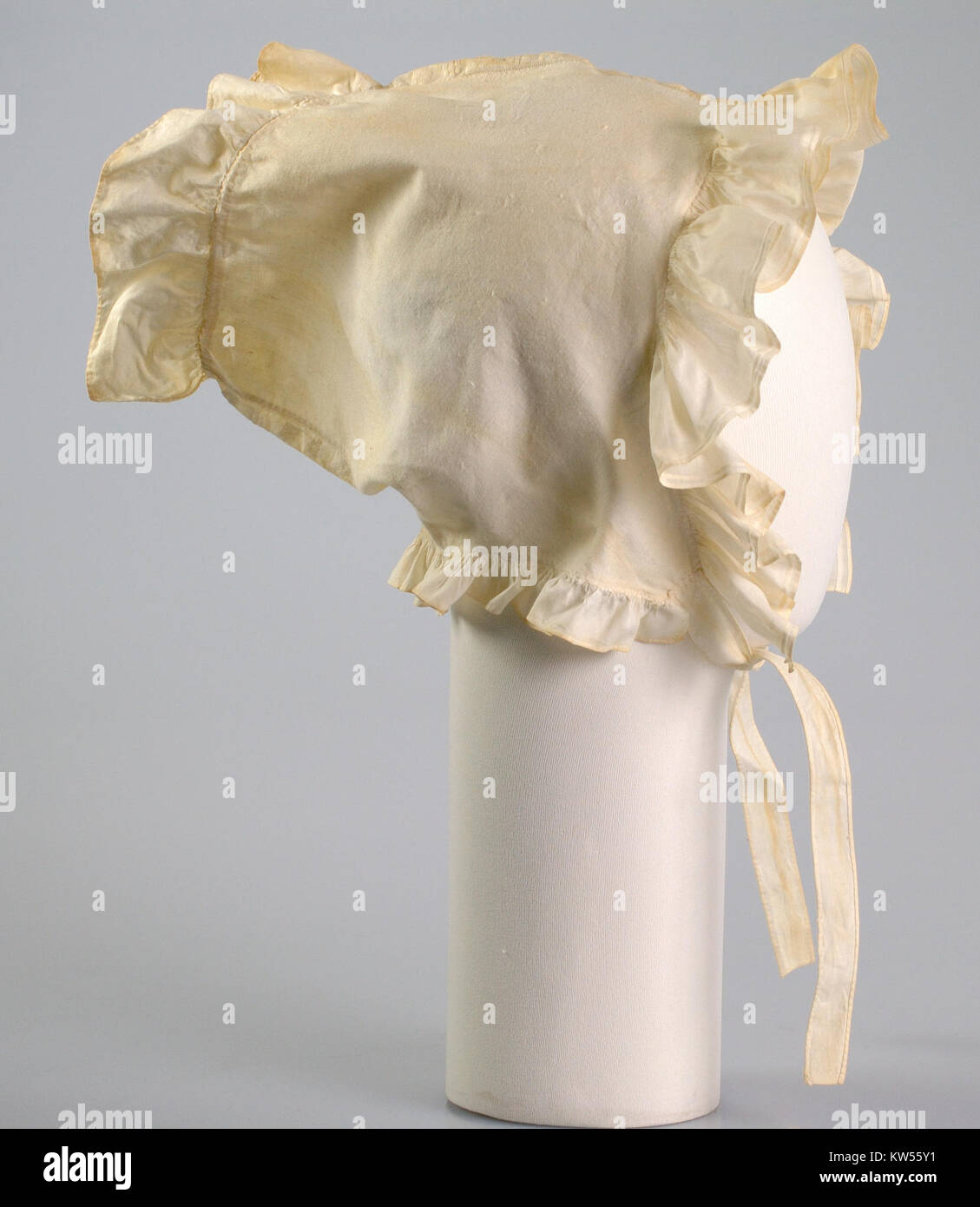 The Bonnet (MET 68.27.4 CP1) is a historical piece of French military ...