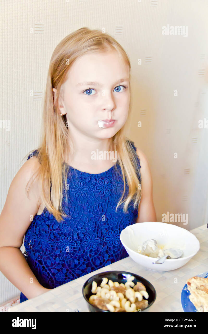 Photo of eating cute girl with blond hair Stock Photo - Alamy