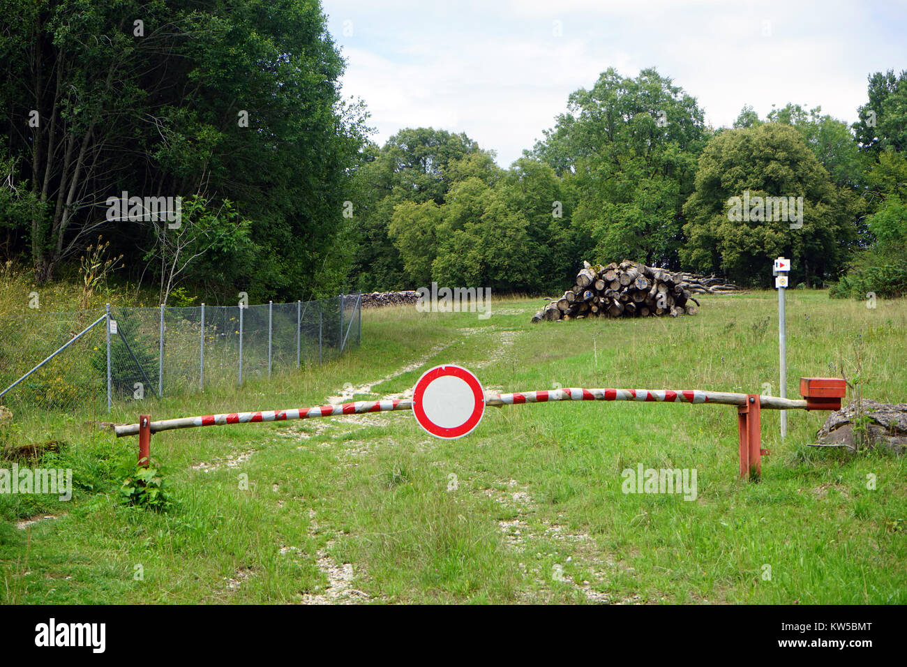 Log barrier hi-res stock photography and images - Alamy