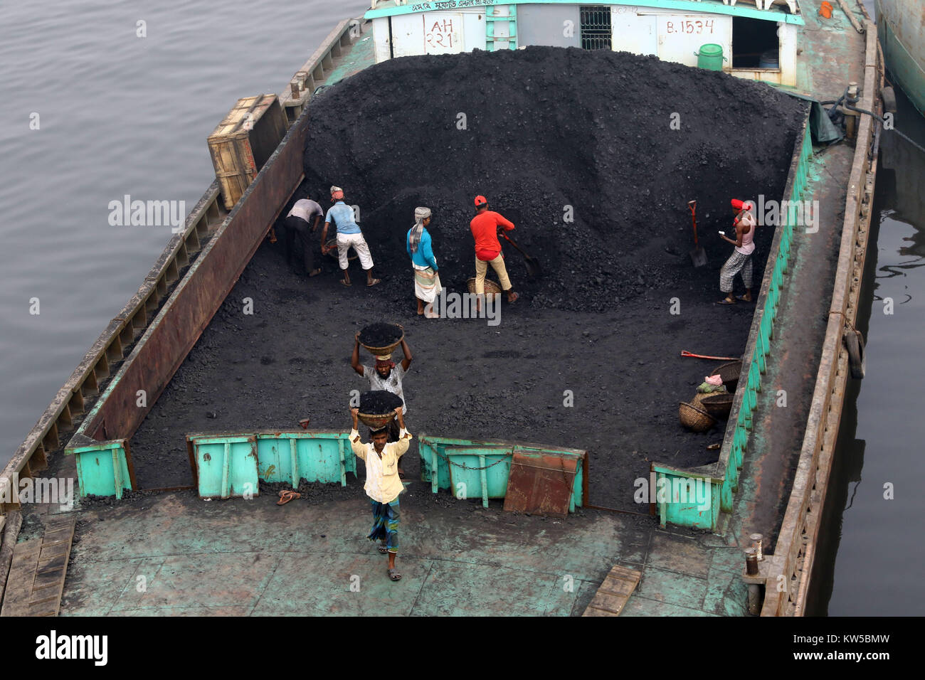 Bangladeshi workers unload coal from a ship in Dhaka Stock Photo - Alamy