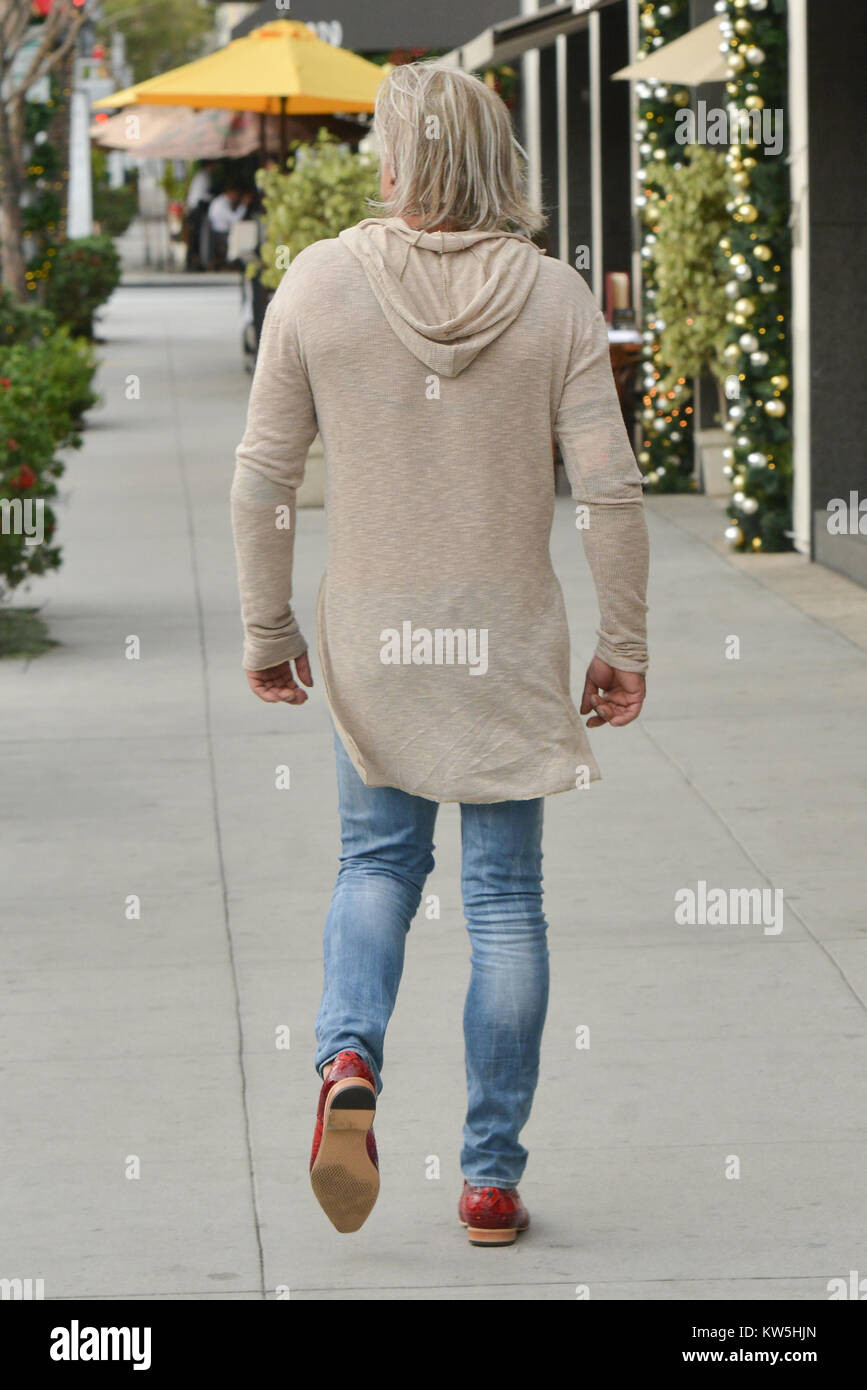 Mickey Rourke wears red cowboy boots to get a haircut at Giuseppe ...