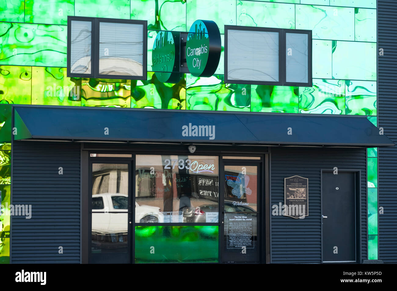 Reflective glass facade hi-res stock photography and images - Alamy