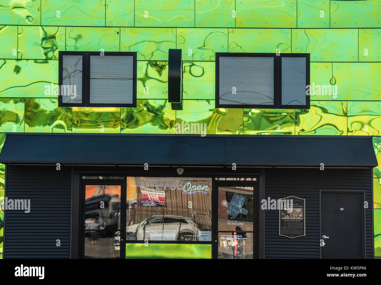 Reflective glass facade hi-res stock photography and images - Alamy