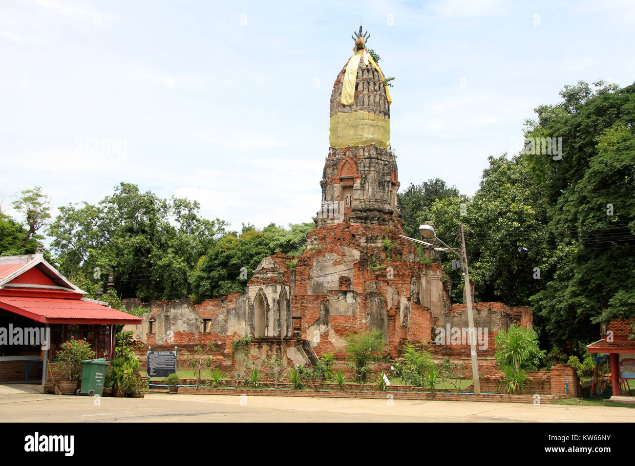 Brick stupa in Wat Choeng Tha in Ayutthaya in Thailand Stock Photo - Alamy
