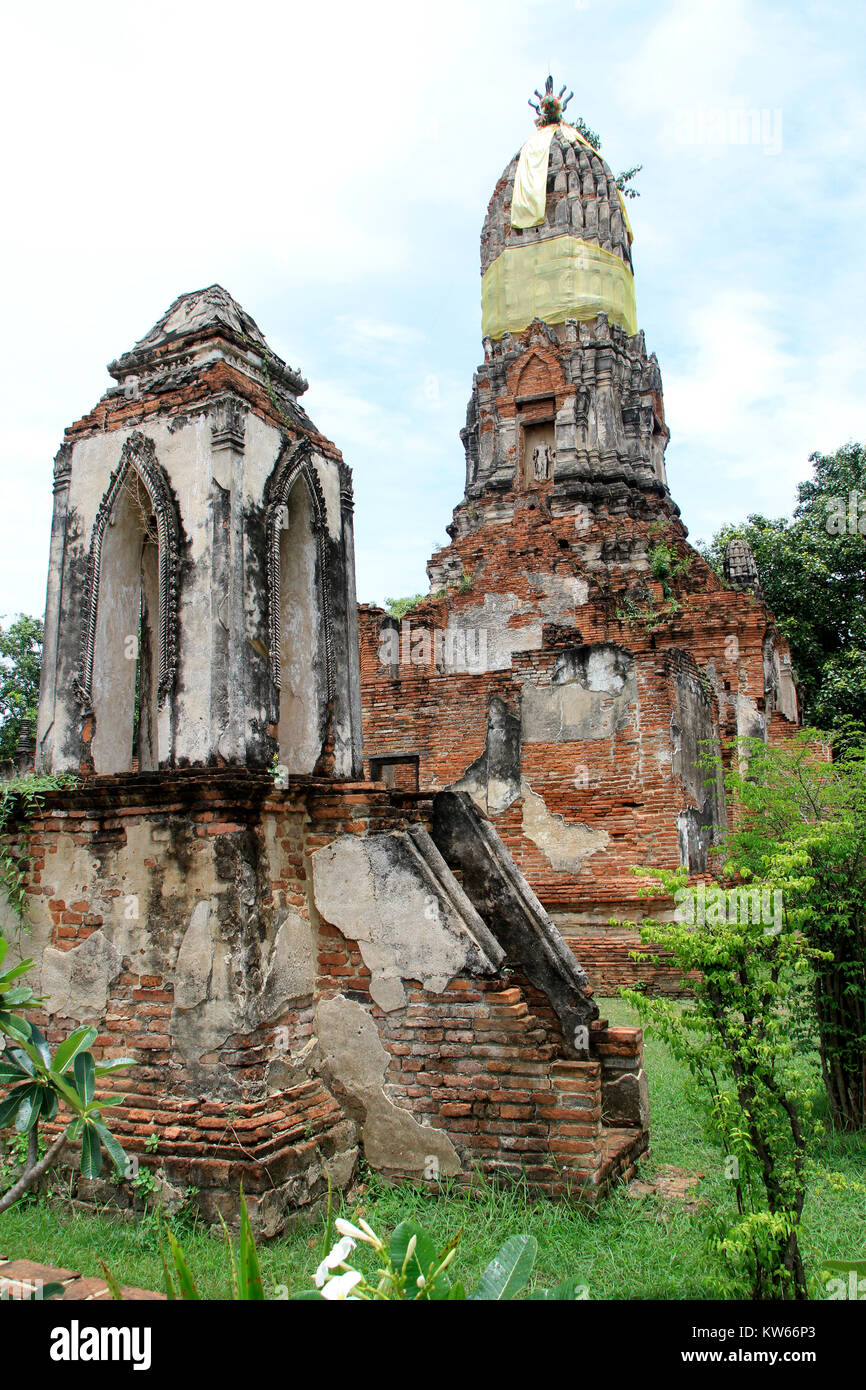 Brick stupas in Wat Choeng Tha in Ayutthaya, Thailand Stock Photo - Alamy