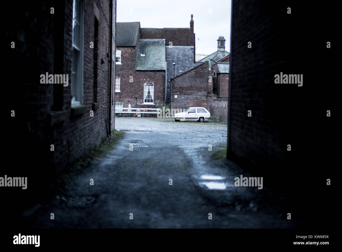 Dark scary street uk hi-res stock photography and images - Alamy