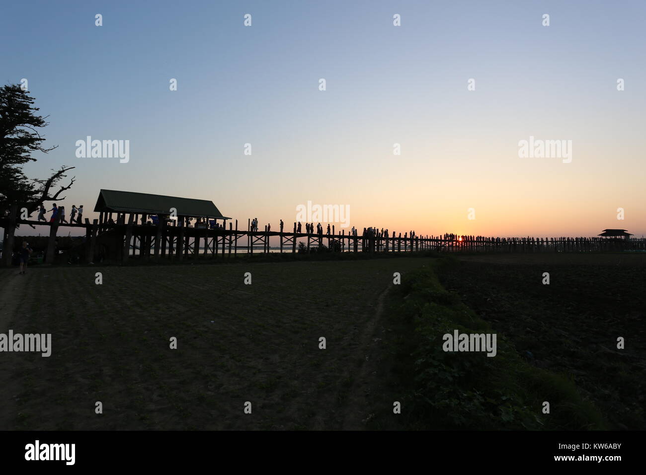 U pain bridge myanmar hi-res stock photography and images - Alamy