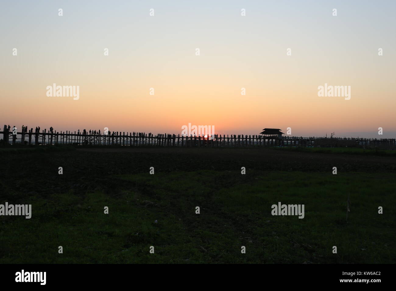 U pain bridge myanmar hi-res stock photography and images - Alamy