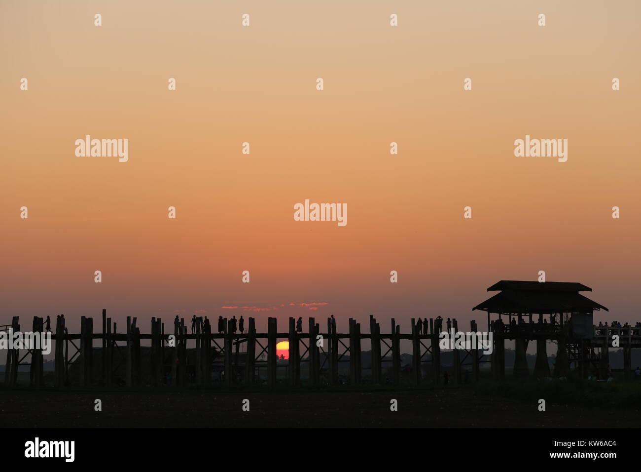 U pain bridge myanmar hi-res stock photography and images - Alamy