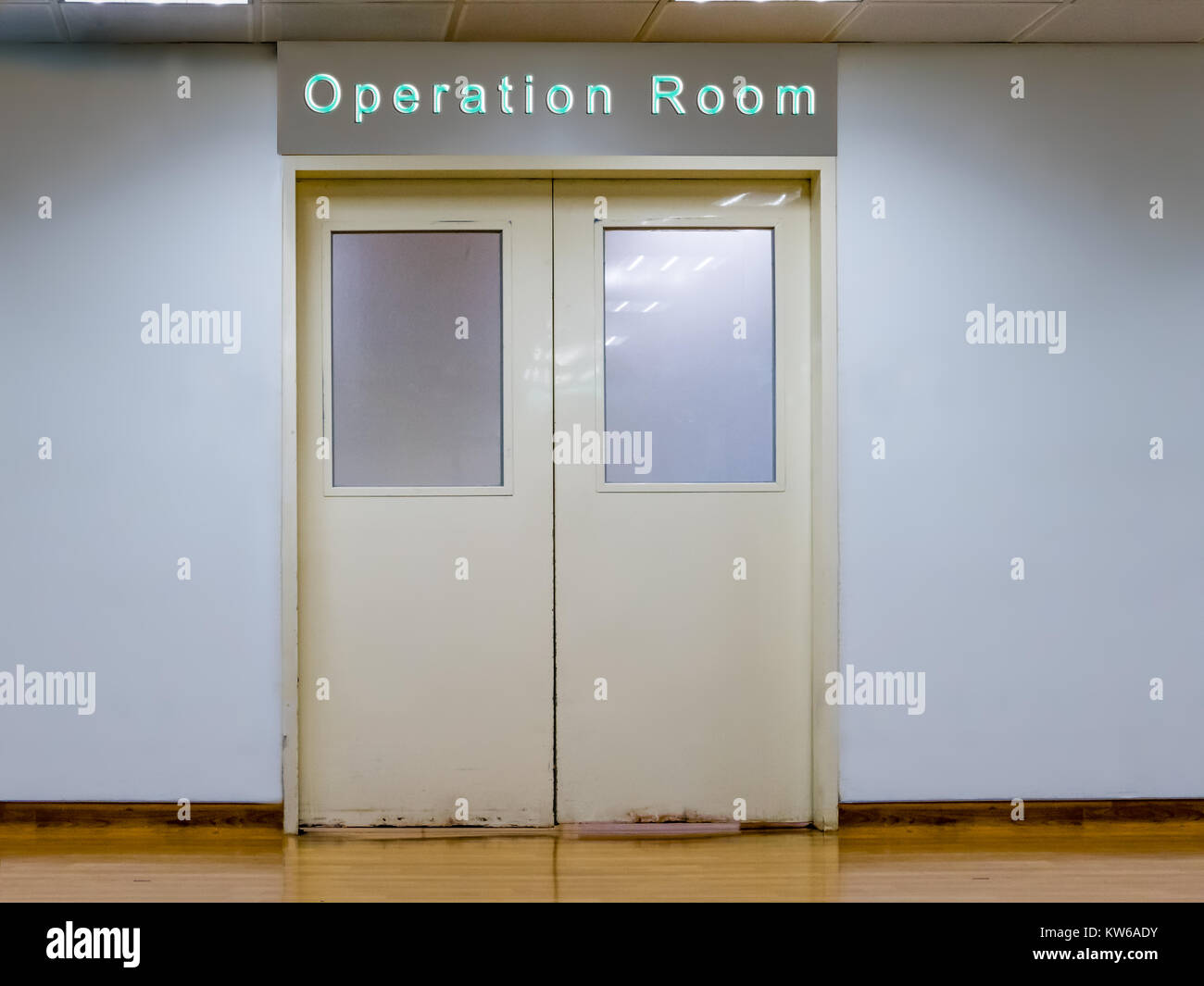 Operating room doors hi-res stock photography and images - Alamy