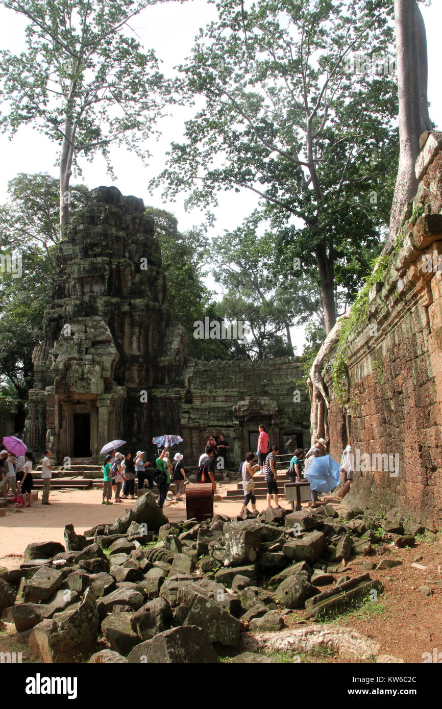 Tourists in the inner yard of Ta Prom temple in Angkor, Cambodia Stock ...