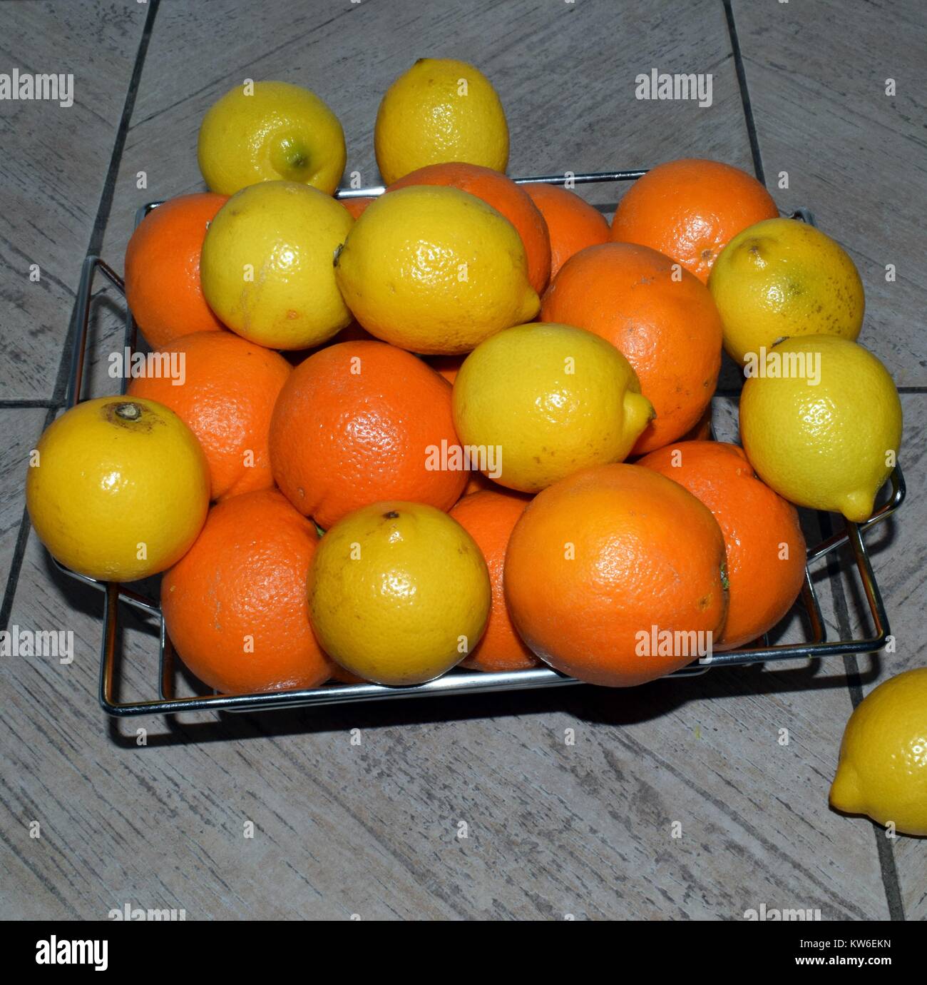 Lemons and clementines hi-res stock photography and images - Alamy
