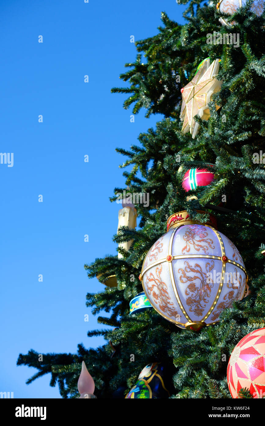 Large tree decorations hi-res stock photography and images - Alamy