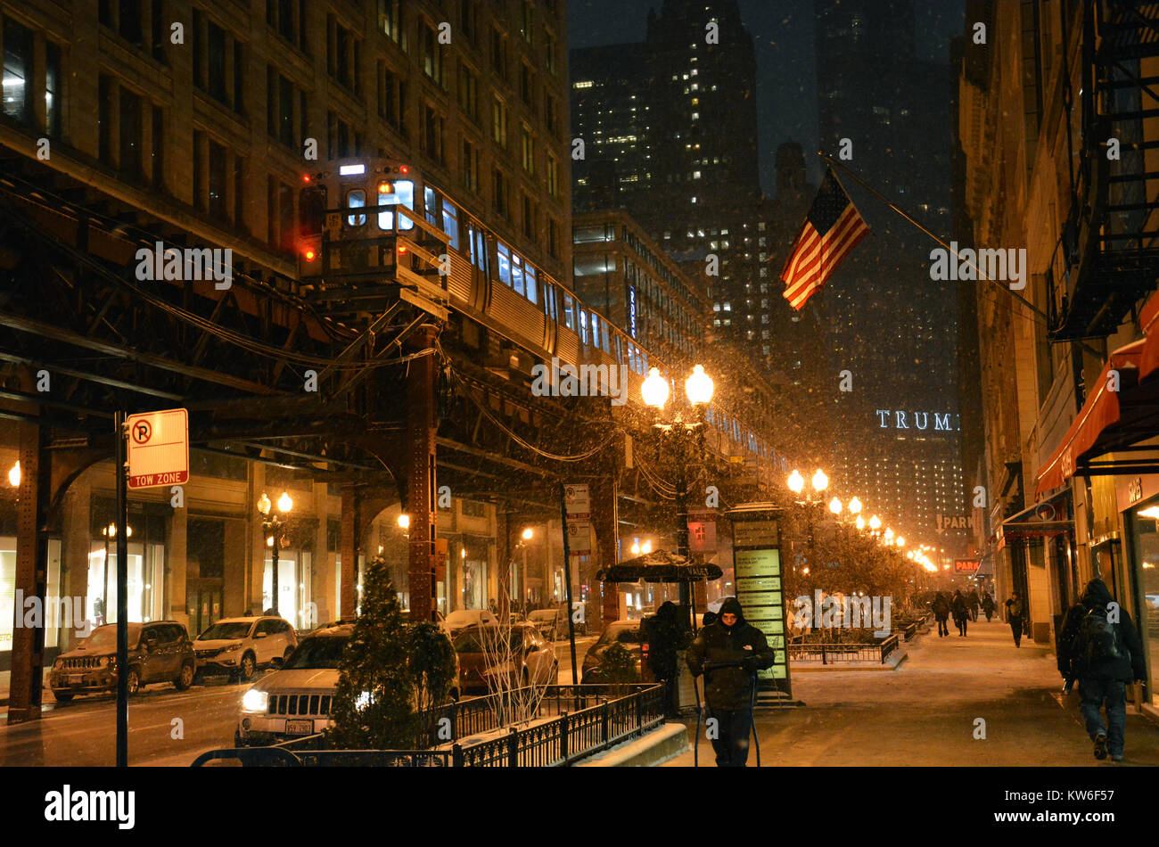 Downtown chicago street hi-res stock photography and images - Alamy