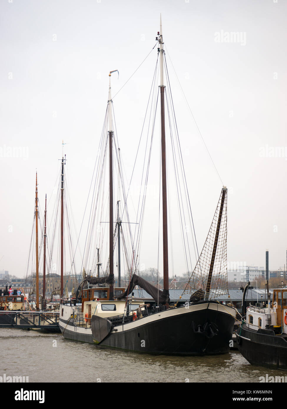 Converted thames barge hi-res stock photography and images - Alamy