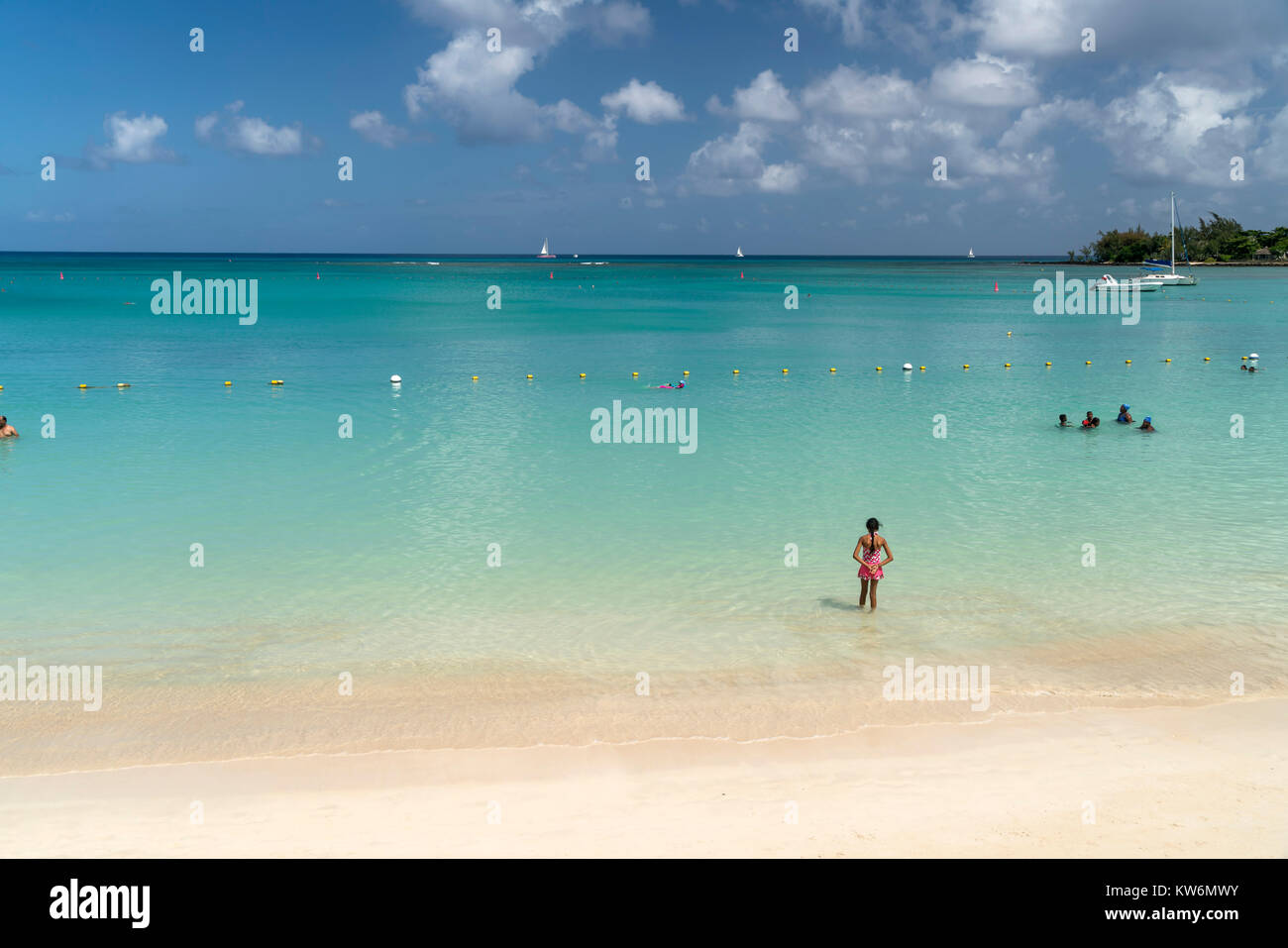 am öffentlichen Strand von Pereybere, Grand Baie, Mauritius, Afrika ...