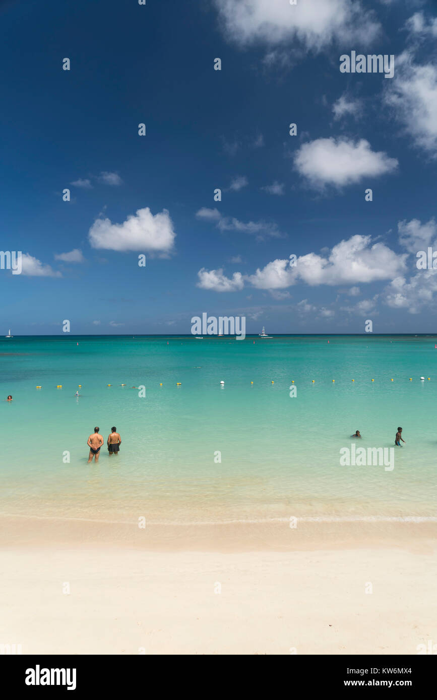 am öffentlichen Strand von Pereybere, Grand Baie, Mauritius, Afrika ...
