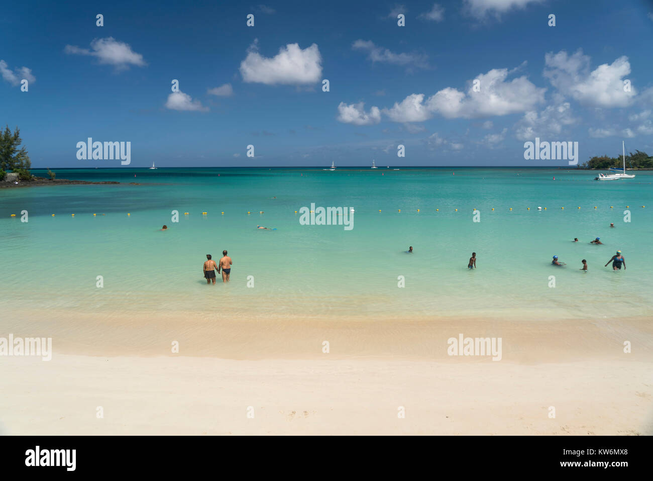 am öffentlichen Strand von Pereybere, Grand Baie, Mauritius, Afrika ...