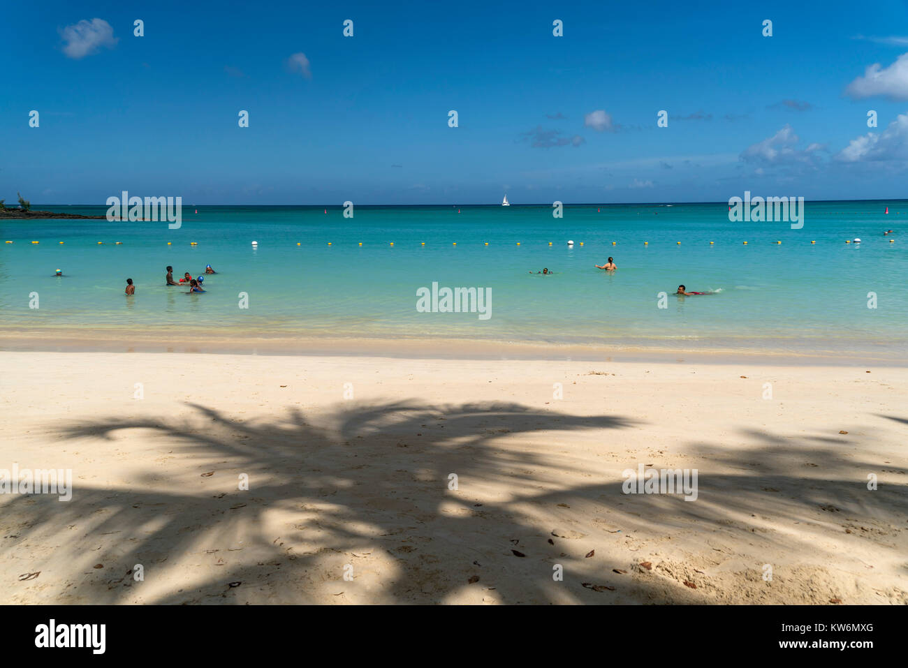 am öffentlichen Strand von Pereybere, Grand Baie, Mauritius, Afrika ...