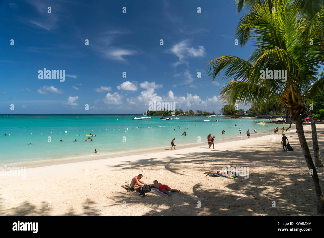 am öffentlichen Strand von Pereybere, Grand Baie, Mauritius, Afrika ...