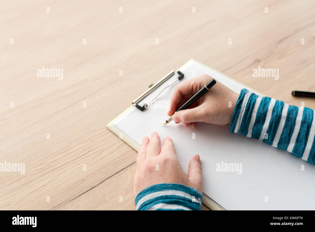 Clipboard pen hand table hi-res stock photography and images - Alamy