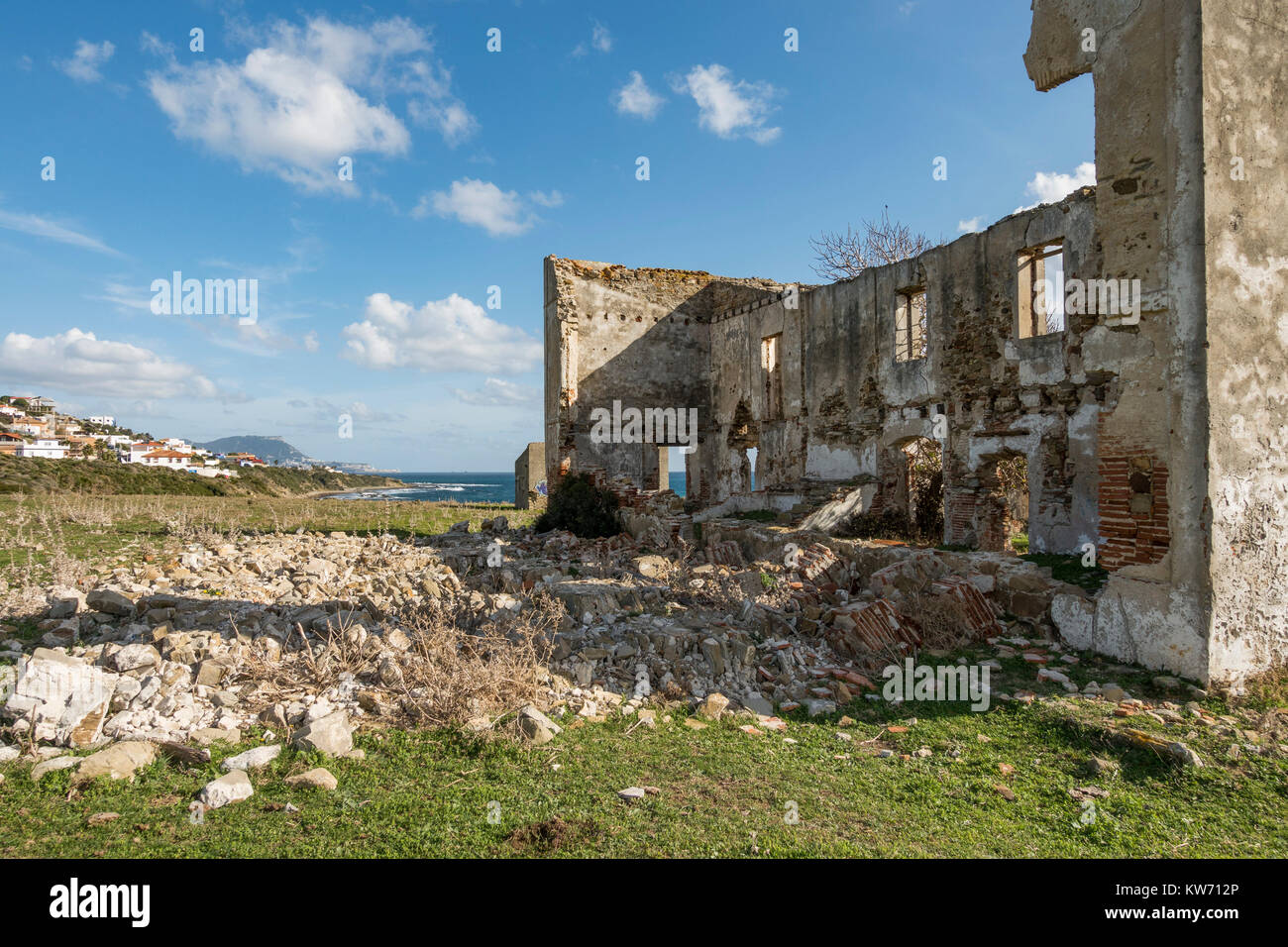Old farmhouse ruins hi-res stock photography and images - Alamy