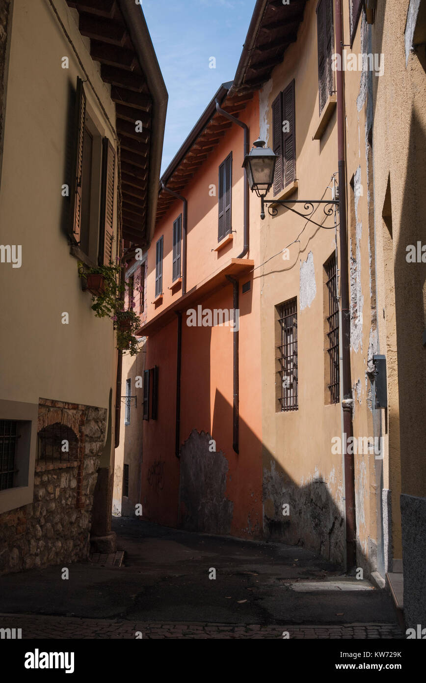 Shaded alleyway in a small town near Lake Iseo Stock Photo - Alamy