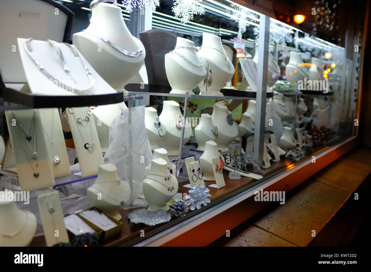 Jewellery window night hi-res stock photography and images - Alamy