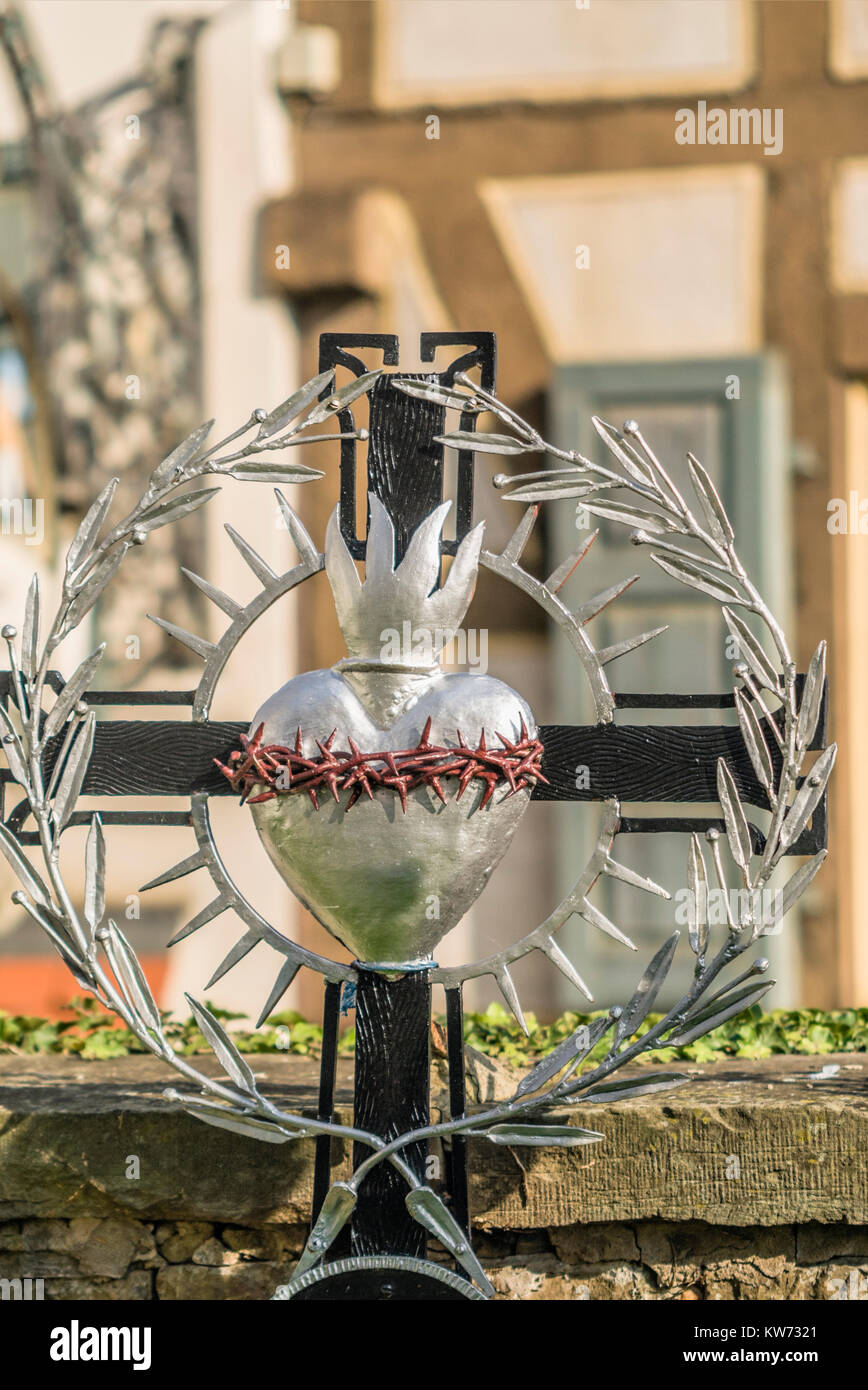 Metal cross on grave hi-res stock photography and images - Alamy