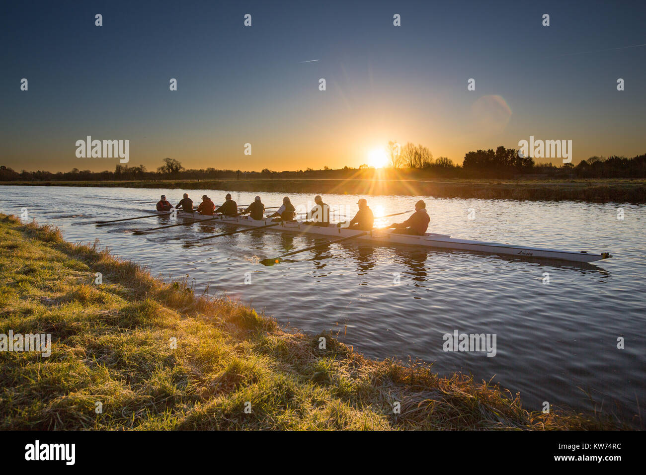 CAMBRIDGE UNIVERSITY STUDENTS ROWING ON THE RIVER CAM IN CAMBRIDGE ...